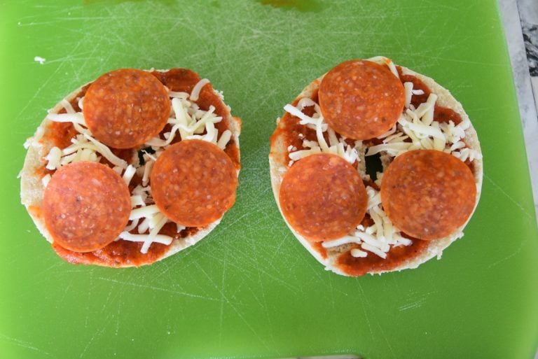 4 Ingredient Pizza Bagels - Mess for Less