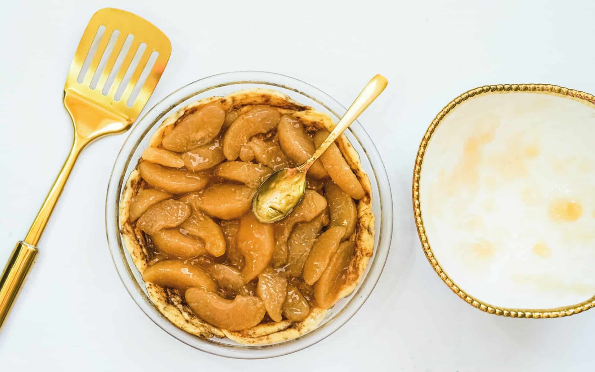 Cinnamon Roll Apple Pie - Mess for Less